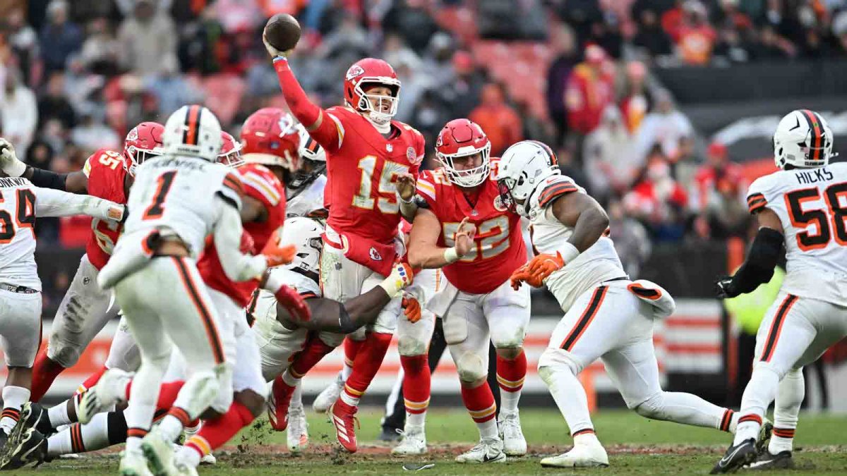 Patrick Mahomes exits Kansas City Chiefs game with ankle injury – NBC New York