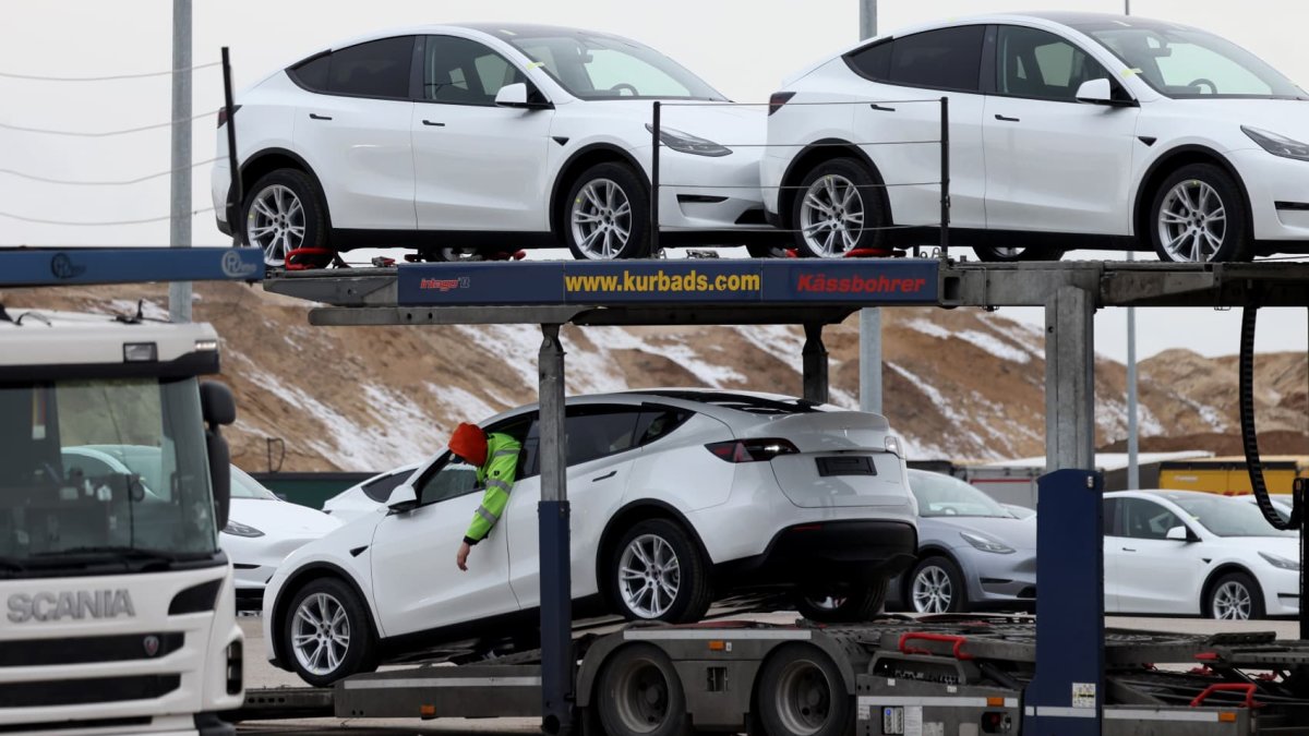 Tesla reports first-ever drop in annual deliveries – NBC New York