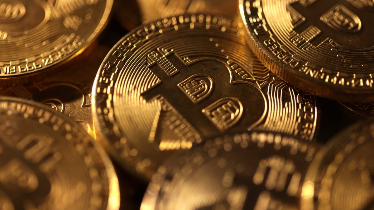 Bitcoin falls below $117,000 after Trump crypto bills are blocked ...