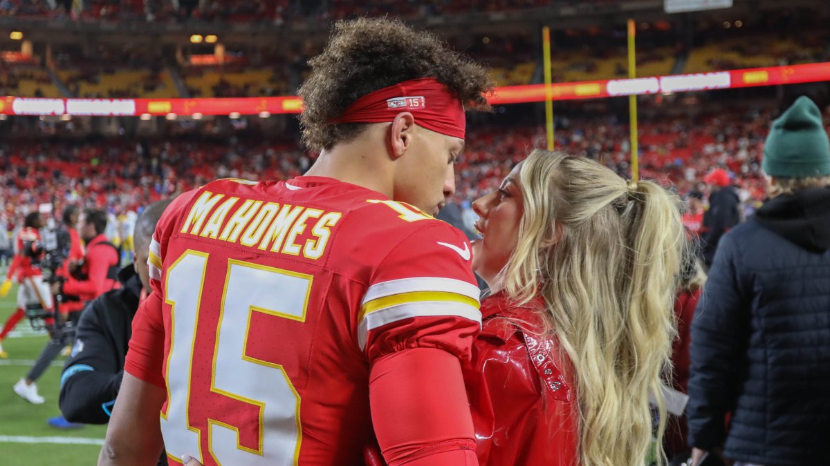 Patrick Mahomes’ wife slams Bills fans for hanging Kermit doll – NBC ...