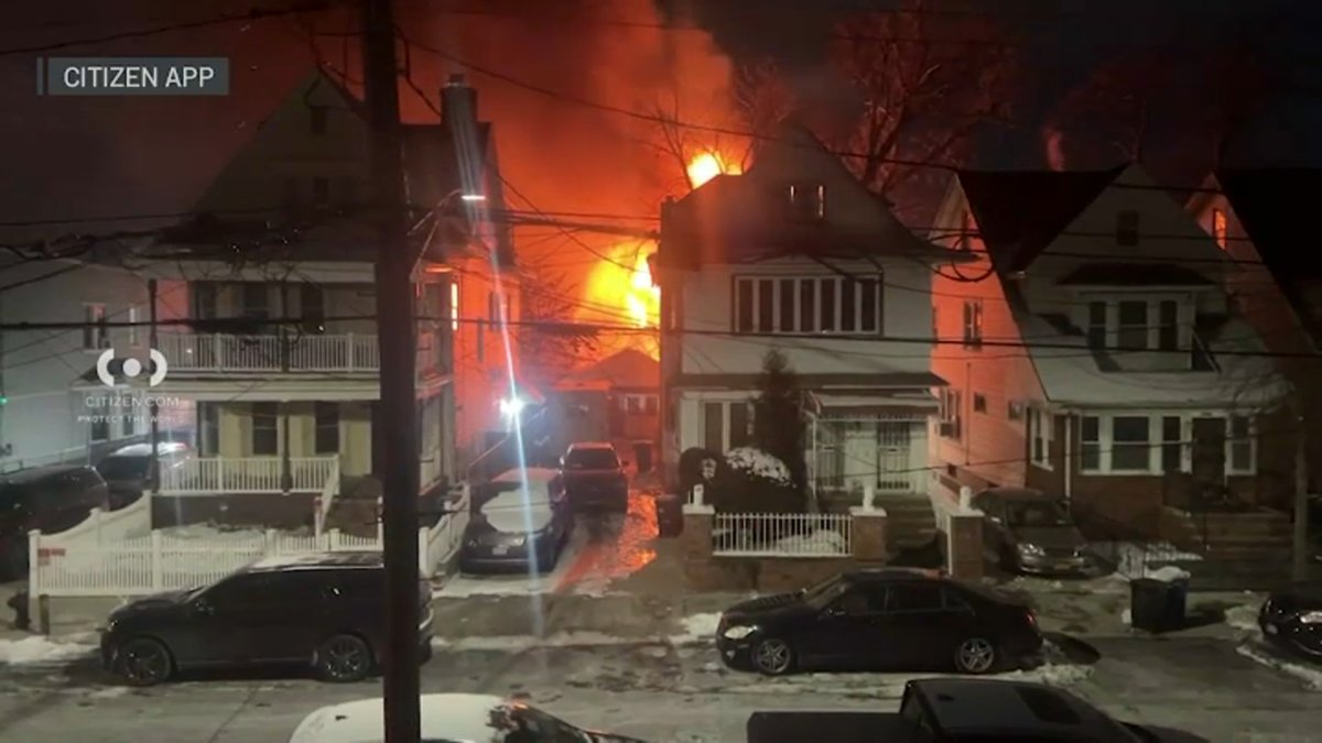 Brooklyn fire today spews smoke in Flatlands – NBC New York