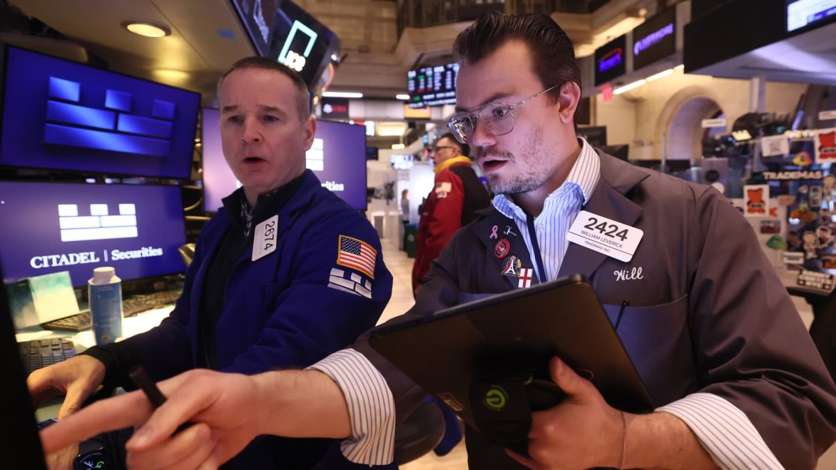 Dow closes more than 400 points lower Thursday, S&P 500 slides from ...