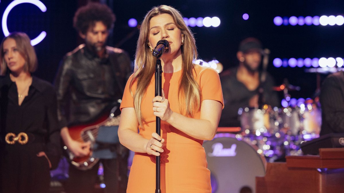 Singer Kelly Clarkson announces Las Vegas residency for 2025 – NBC New York
