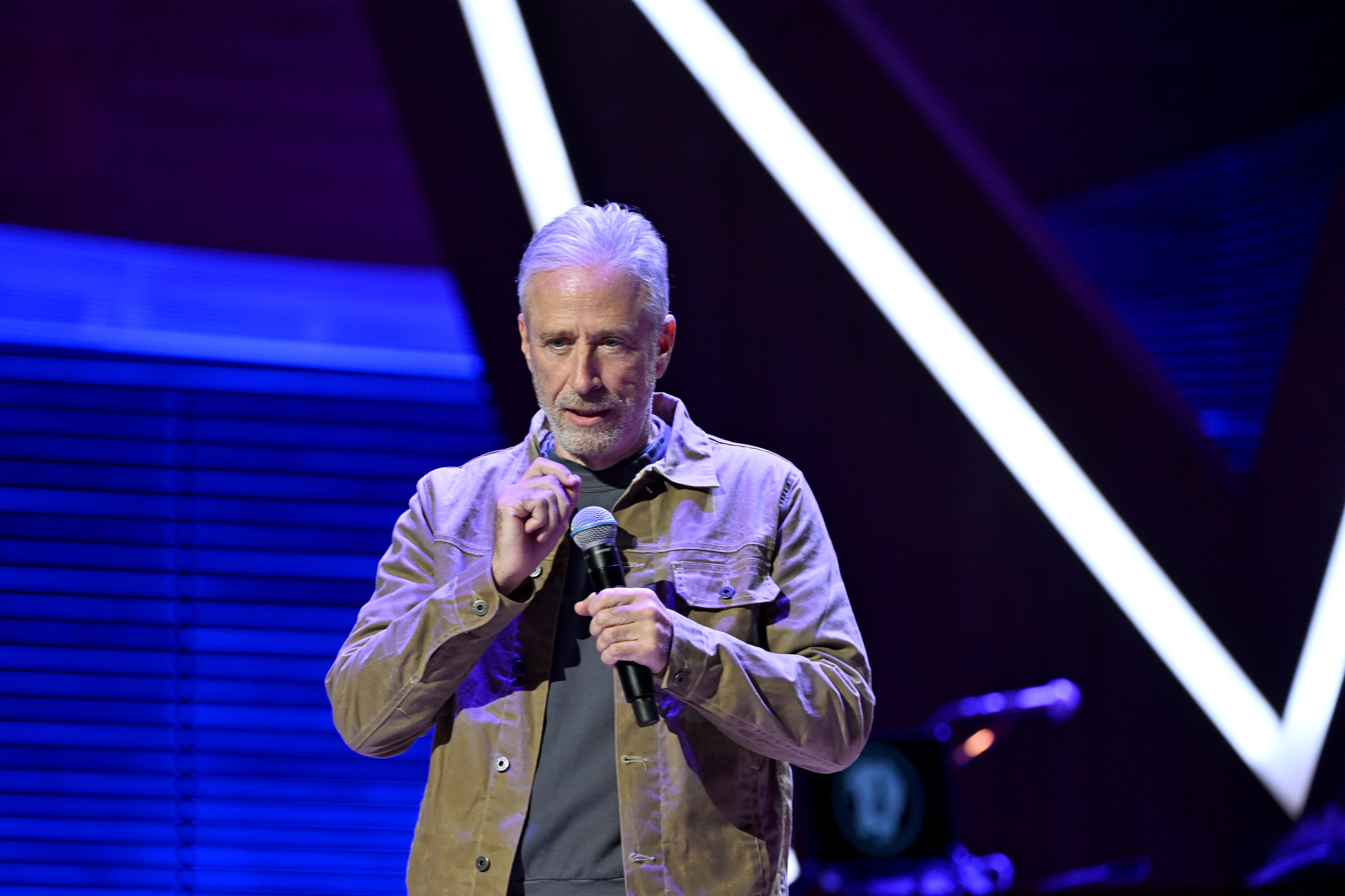 Jon Stewart cuts his hand during ‘Daily Show’ monologue – NBC New York