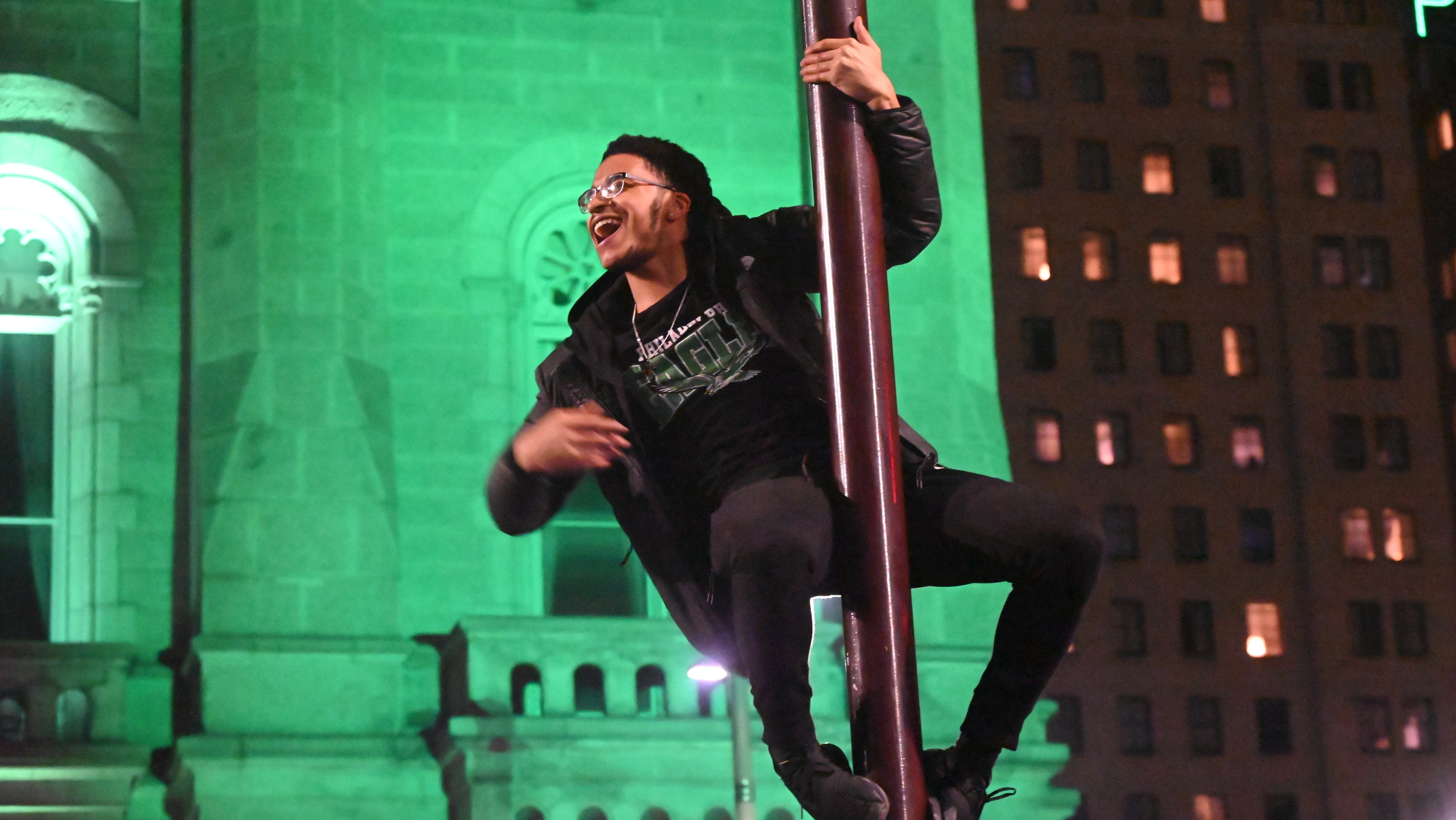 Philly fans take over Broad St in traditional chaotic Eagles ...