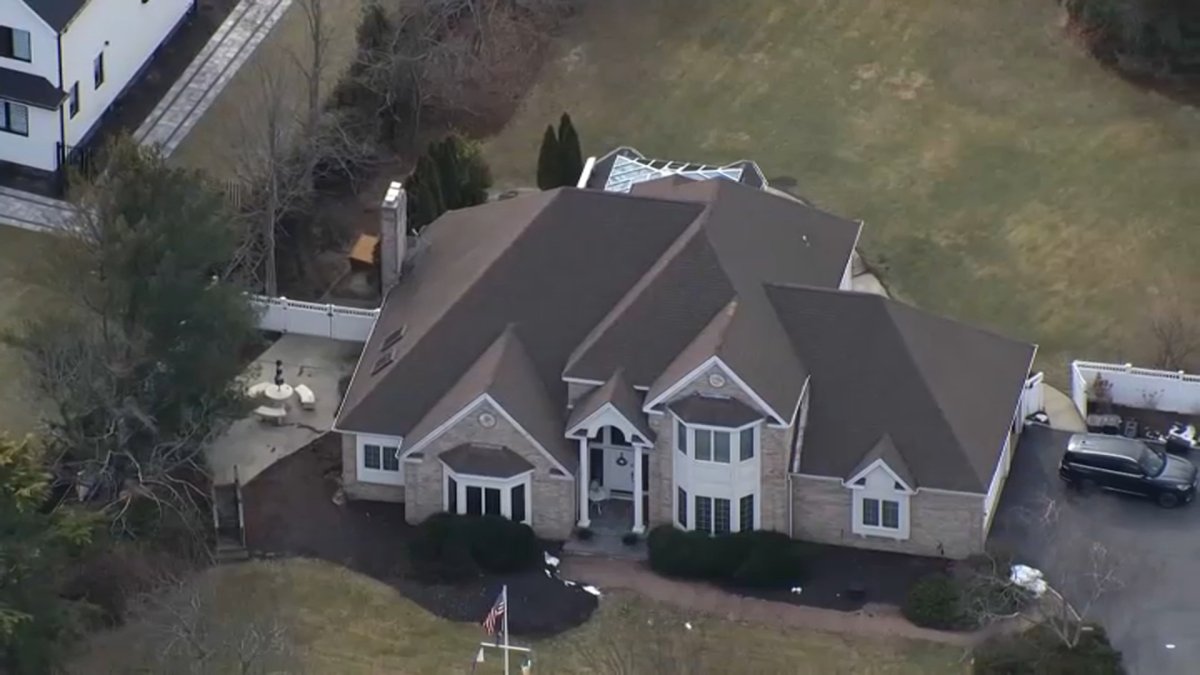 Long Island news: Husband and wife found dead at Islip home – NBC New York