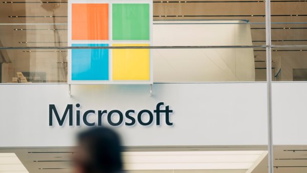 Global Microsoft outage leaves thousands unable to access email – NBC ...