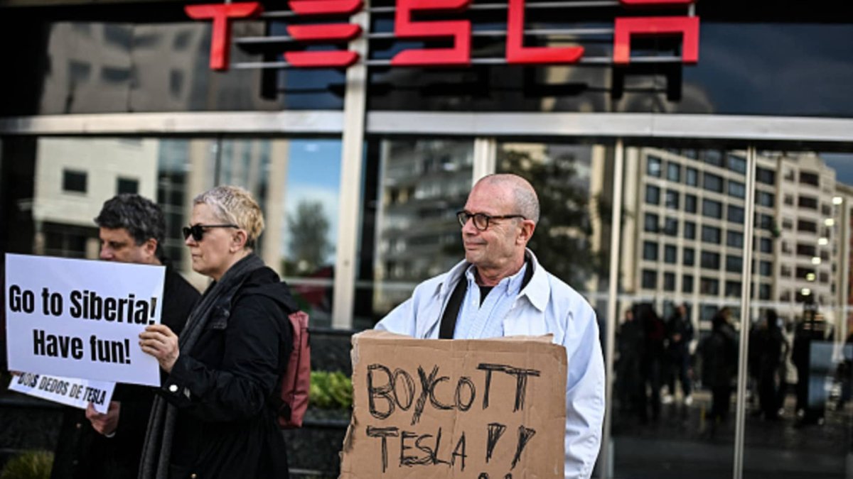 Tesla shares plunge 15%, suffering steepest drop in five years – NBC ...