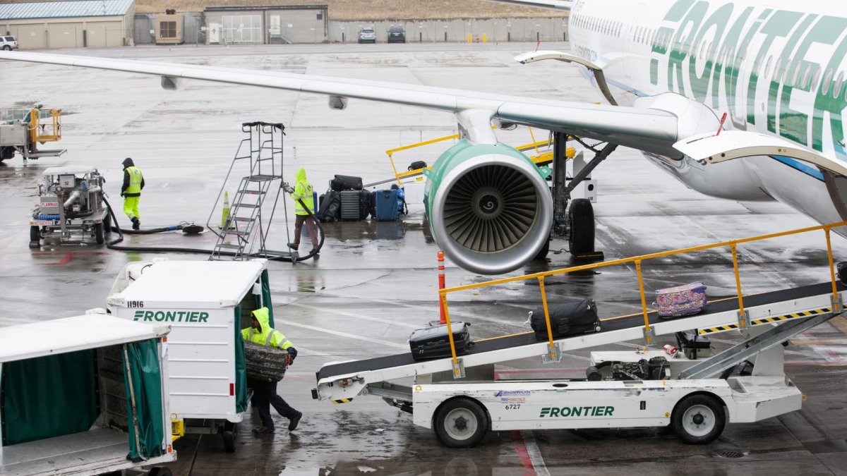 Frontier Airlines offers free checked bags promotion in swipe at ...
