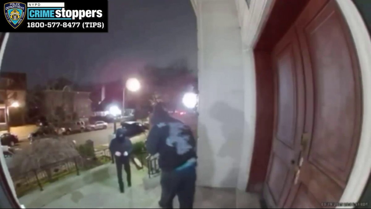 Surveillance shows suspects in Queens home invasion – NBC New York