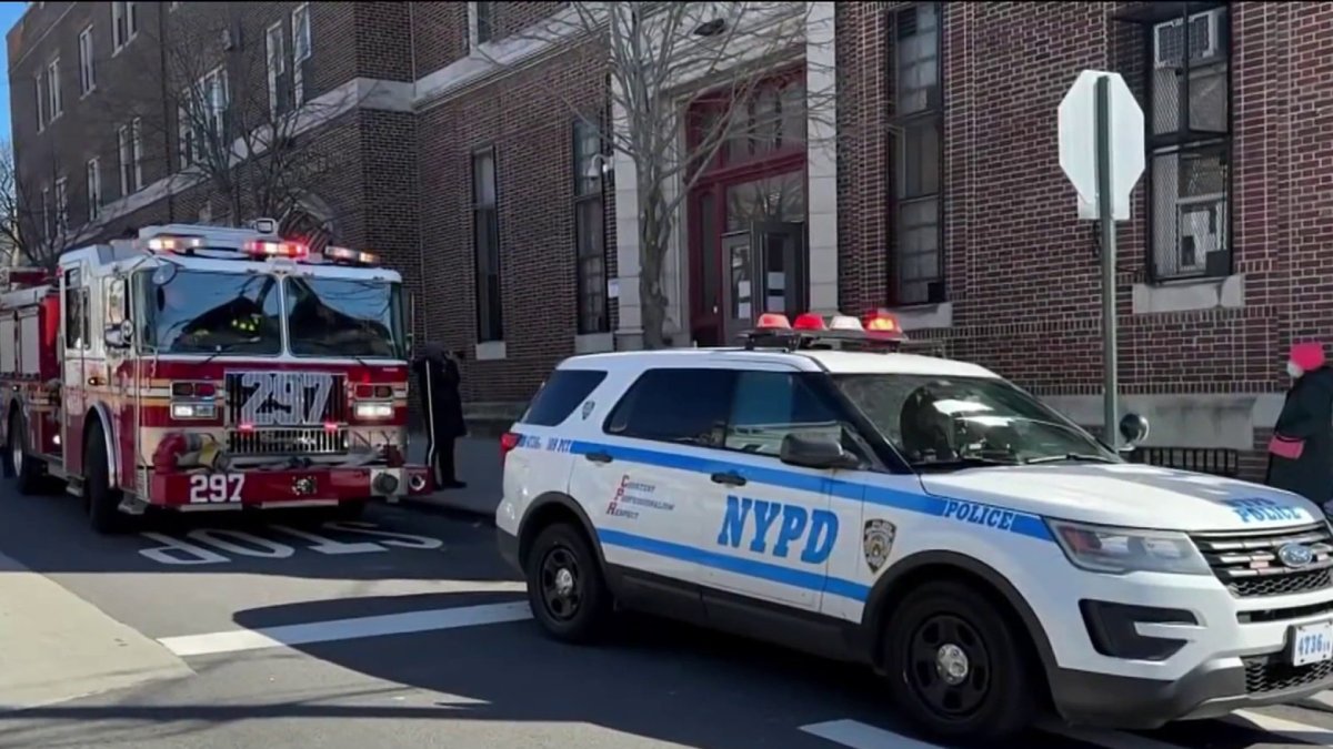Queens News Over 20 Students Staff Hurt By Pepper Spray At Middle