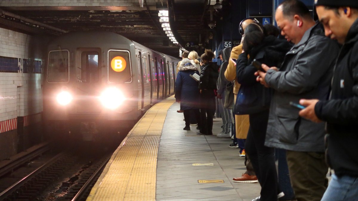NYC subway B train service suspended Monday evening – NBC New York