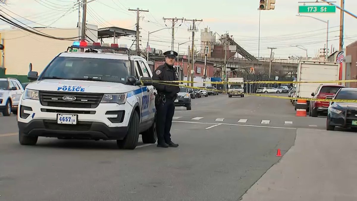 16-year-old shot and killed while getting off bus in Queens – NBC New York