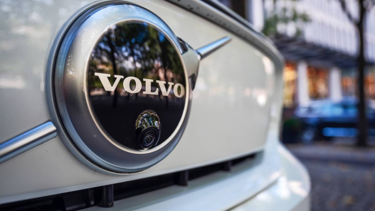 Volvo Cars shares plunge on earnings fall, withdrawn guidance and major ...