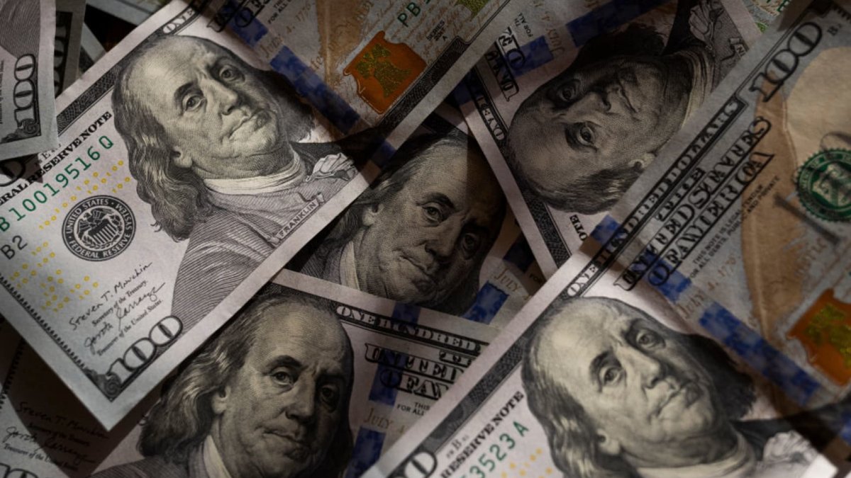As the dollar falters, the world’s central banks tread a tightrope ...