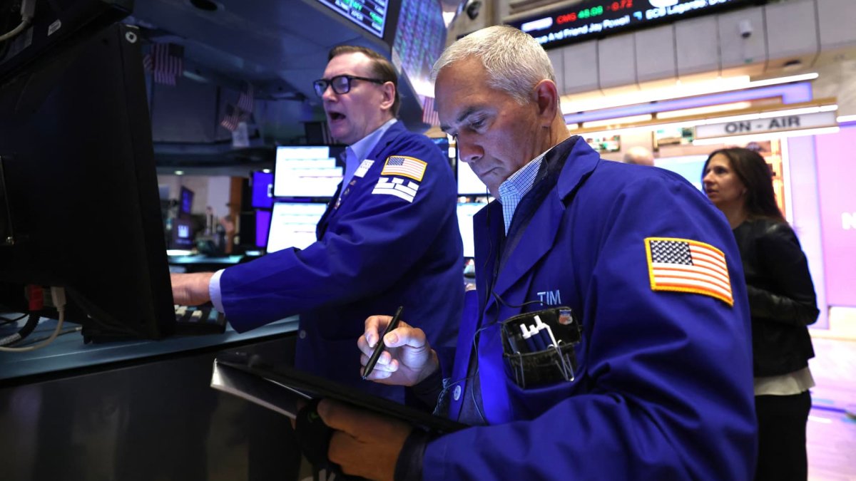 S&P 500 ekes out a gain, Dow tumbles 500 points to post three-day ...