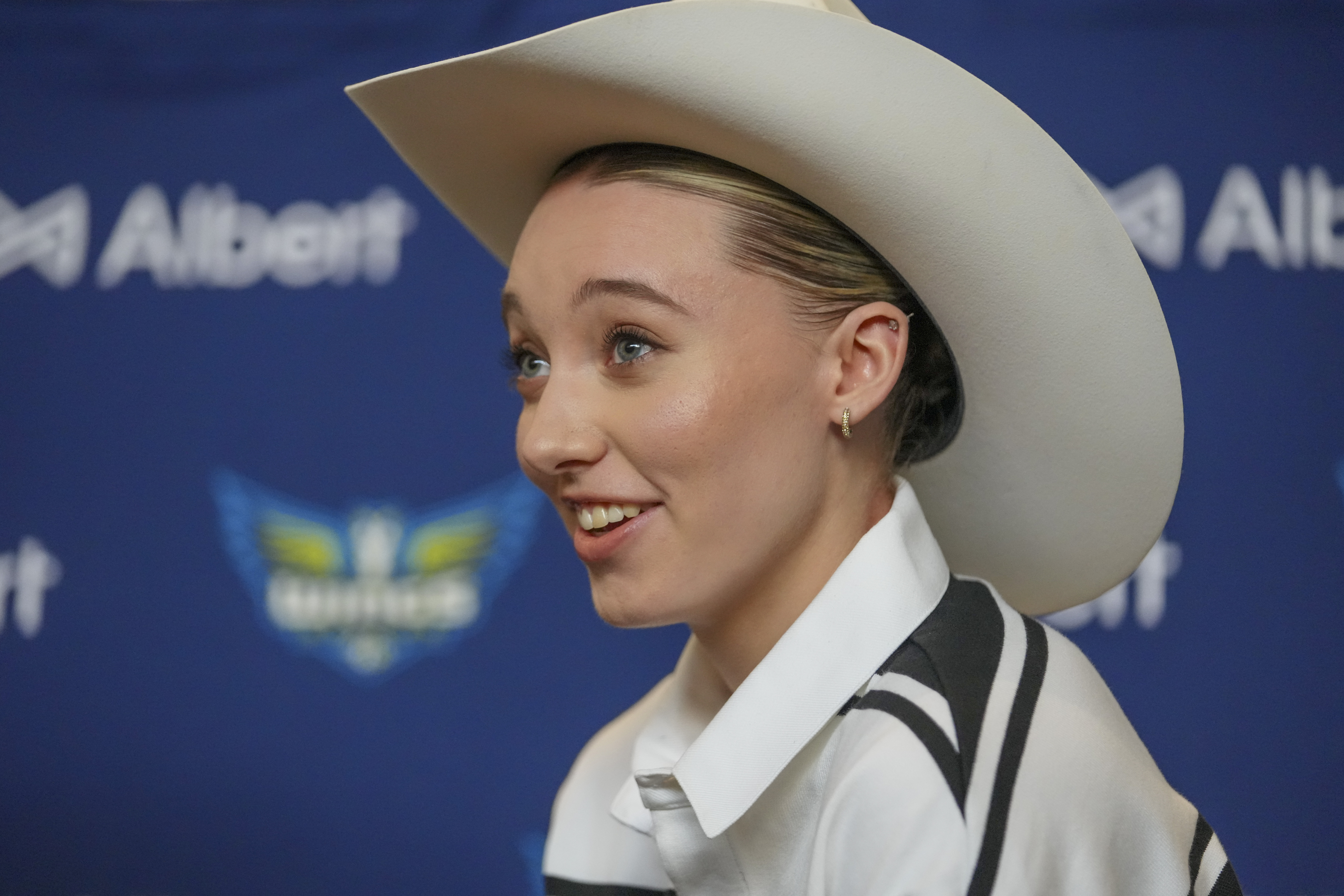 Paige Bueckers dons cowboy hat during Dallas Wings introduction – NBC ...