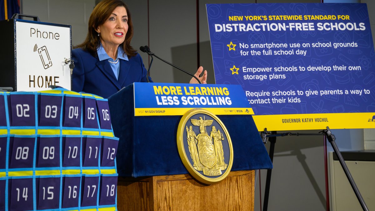 NY lawmakers agree on plan for ‘bell-to-bell’ school cellphone ban ...