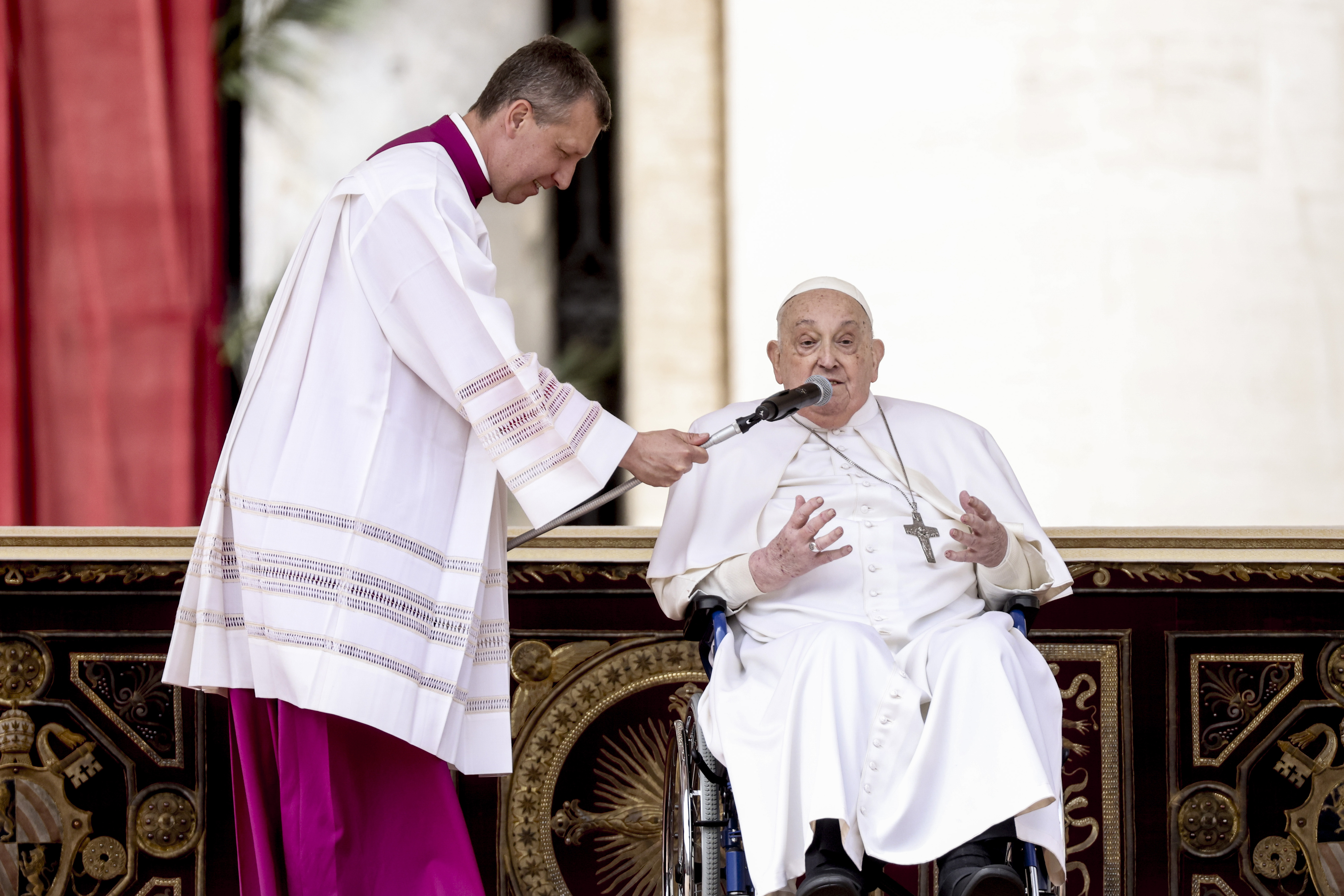 Pope Francis opens Holy Week with appearance in St. Peter’s Square ...