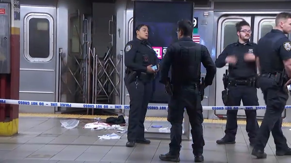 Brooklyn Bridge subway stabbing kills man – NBC New York