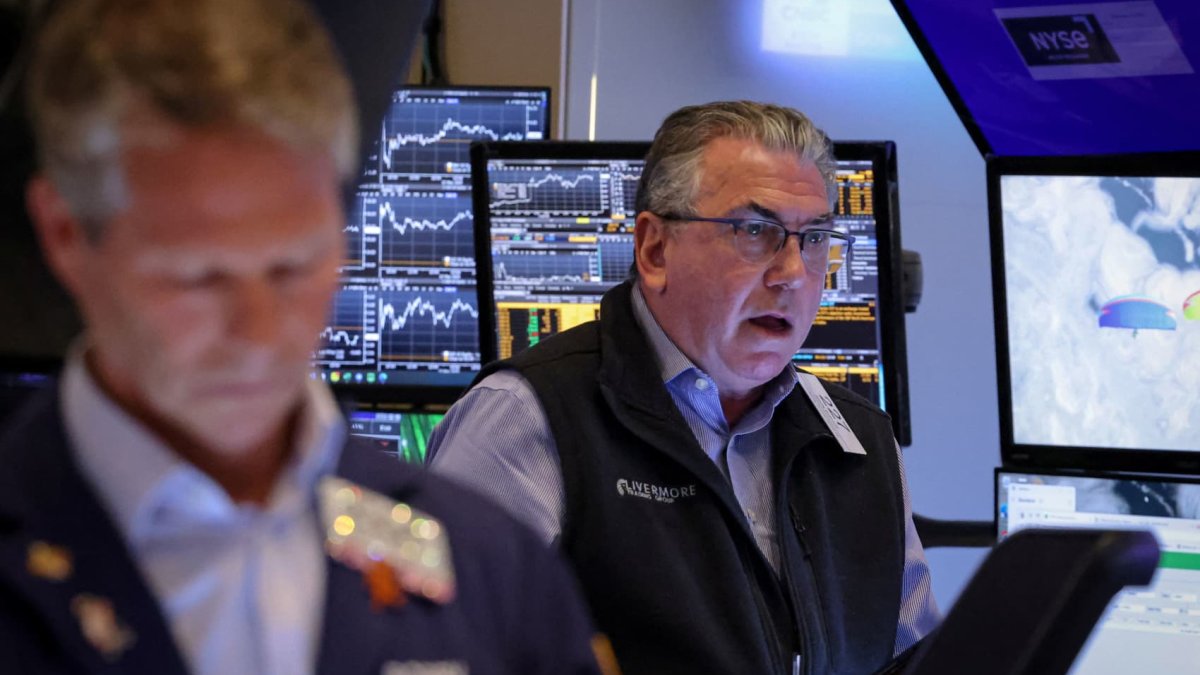 Treasury yields slide as traders weigh jobs data, tariff court ruling ...