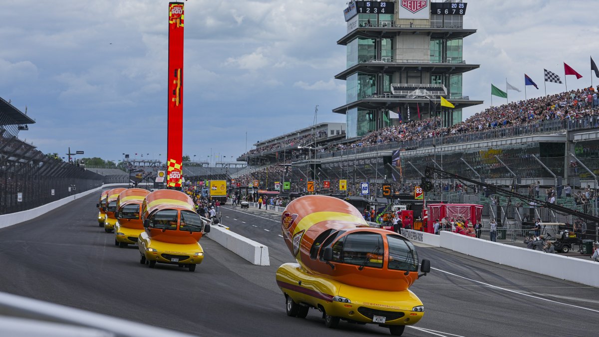 Oscar Mayer Wienermobiles race to dramatic finish in Wienie 500 – NBC ...