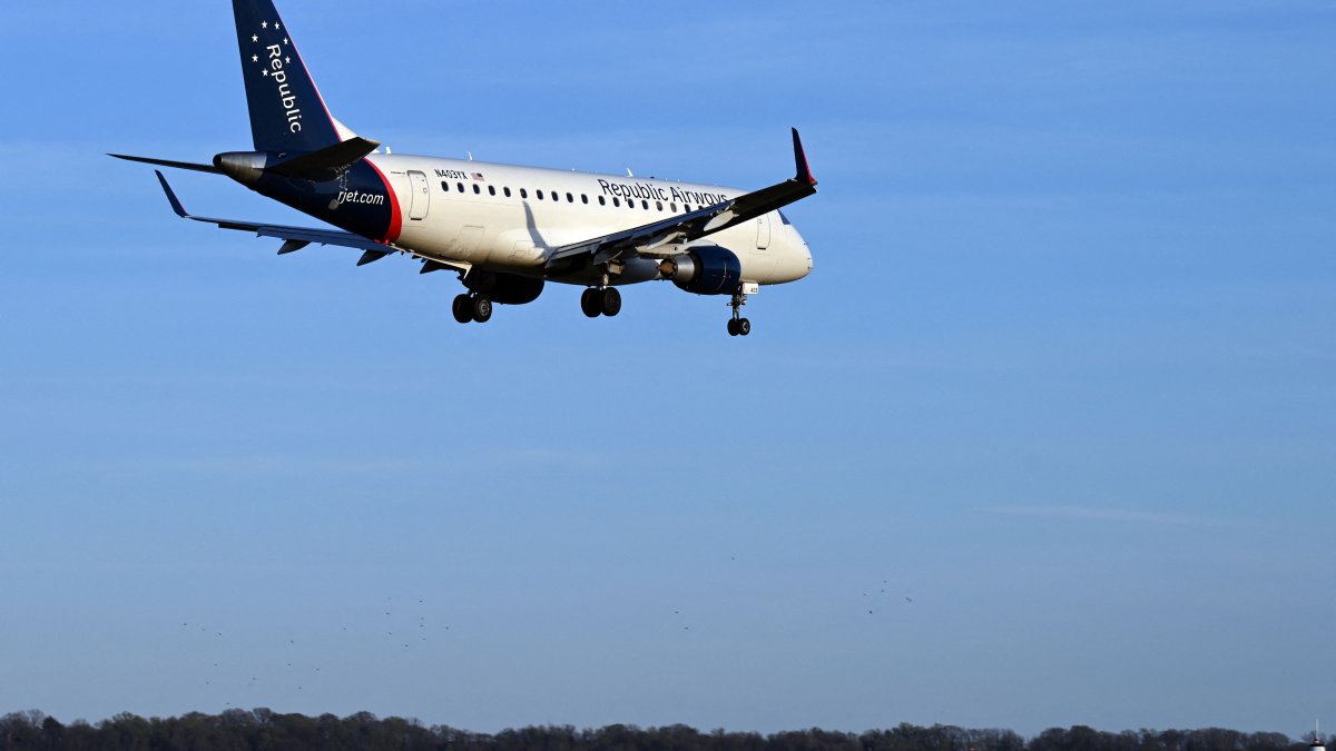 Passenger jet aborted takeoff to avoid LaGuardia runway collision – NBC ...