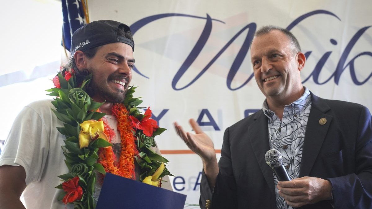 Oliver Widger and his cat Phoenix arrives in Hawaii to cheers – NBC New ...