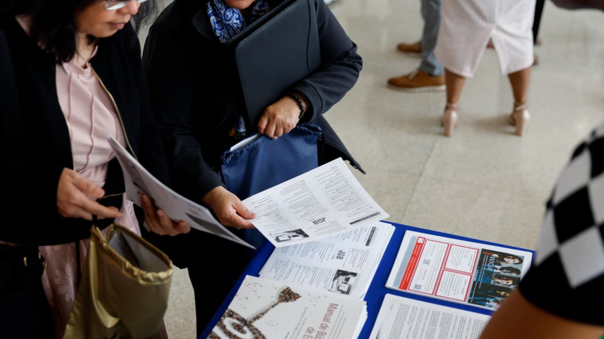 Here’s what’s happening with unemployed Americans — in five charts ...