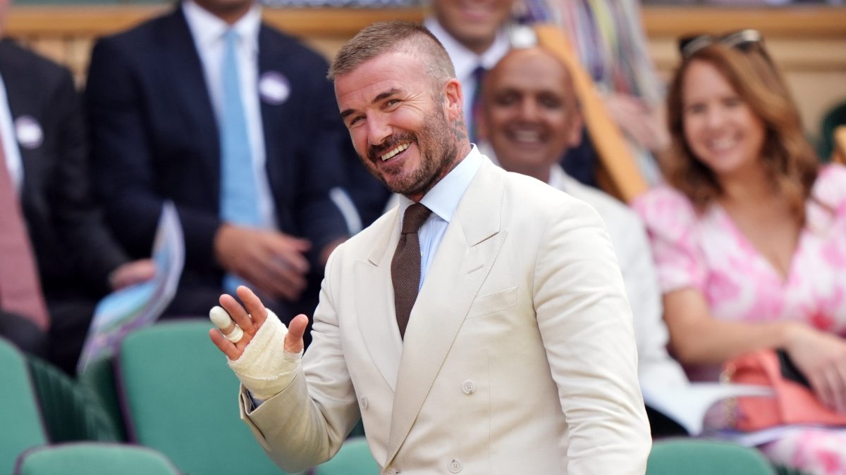 David Beckham reveals injured hand at Wimbledon after hospitalization ...