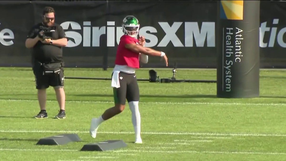 Jets QB Justin Fields suffers dislocated toe while at practice, was carted off field – NBC New York