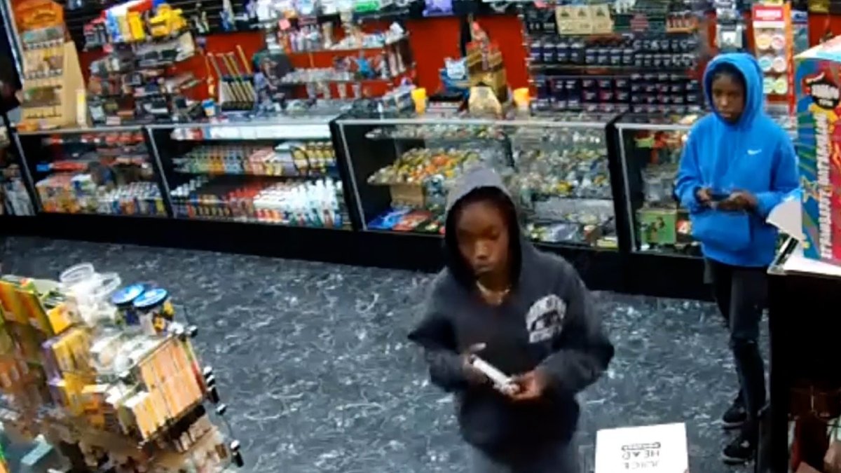 Video shows four women rob Texas smoke shop at gunpoint – NBC New York