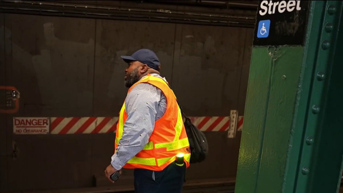 Power outage makes mess of subway commute for a second day – NBC New York