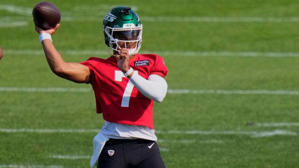 Jets quarterback Justin Fields carted off with leg injury – NBC New York