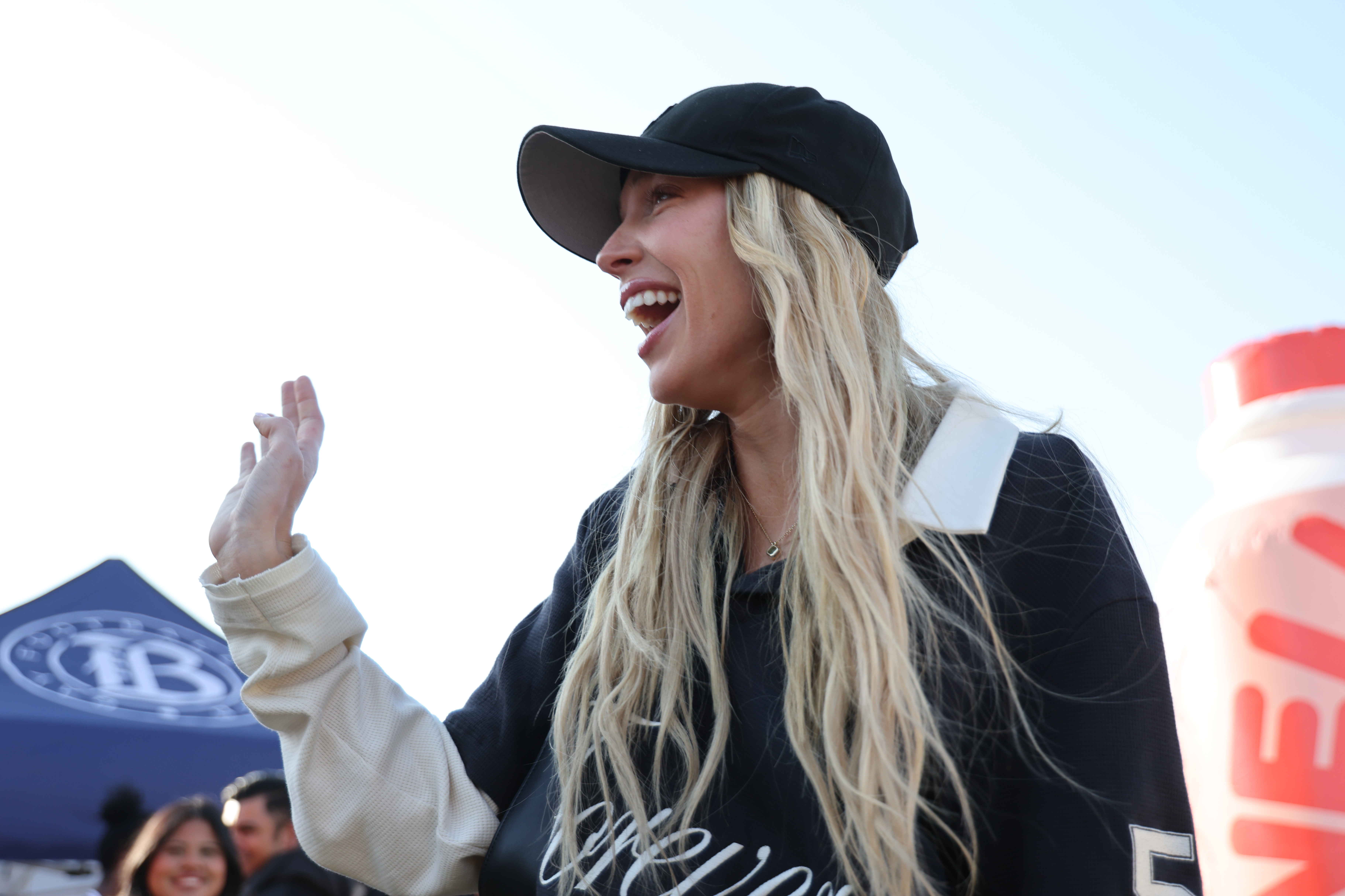 Cubs fans boo Alex Cooper during Wrigley Field performance – NBC New York