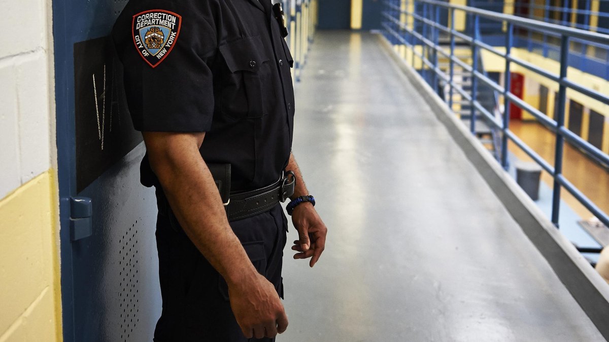 3 officers suspended after death of incarcerated man at Rikers – NBC ...