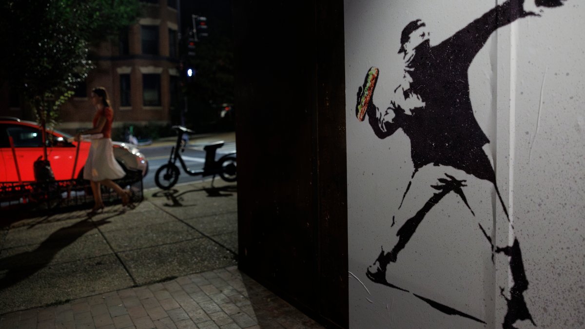 Man who threw sandwich at federal officer in D.C. charged with ...