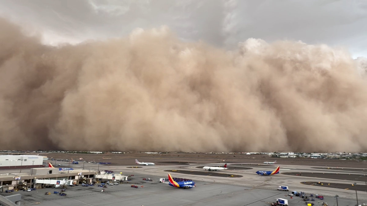 Video captures massive dust cloud swallowing up Phoenix airport – NBC ...