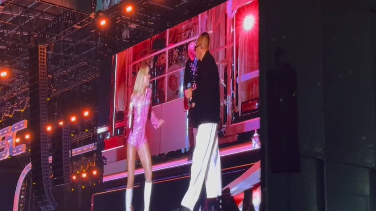Sabrina Carpenter brings out Earth, Wind & Fire at Lollapalooza – NBC ...
