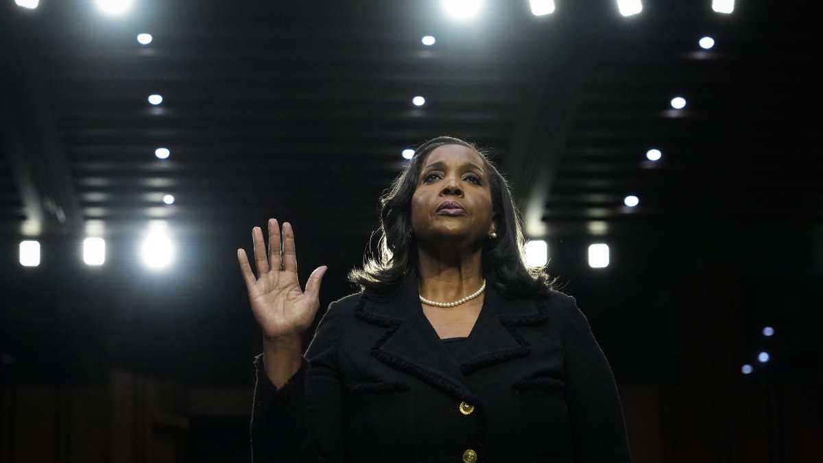 Judge temporarily blocks Trump’s firing of Lisa Cook – NBC New York