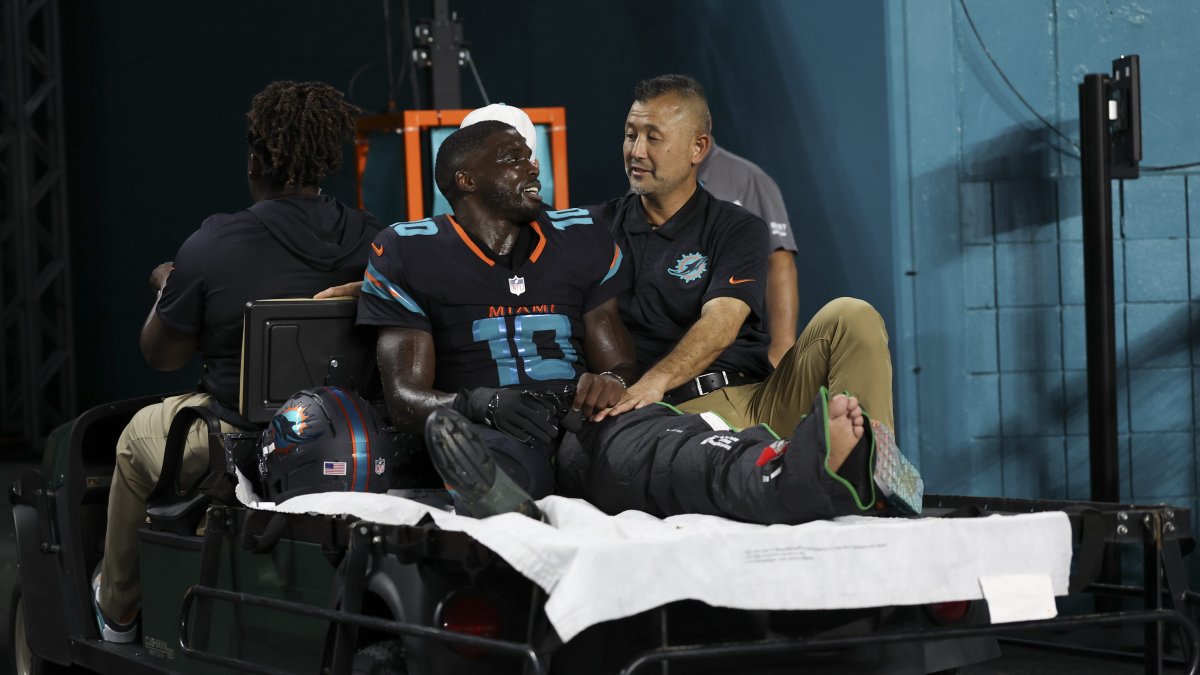 Dolphins’ Tyreek Hill suffers dislocated knee vs. Jets – NBC New York
