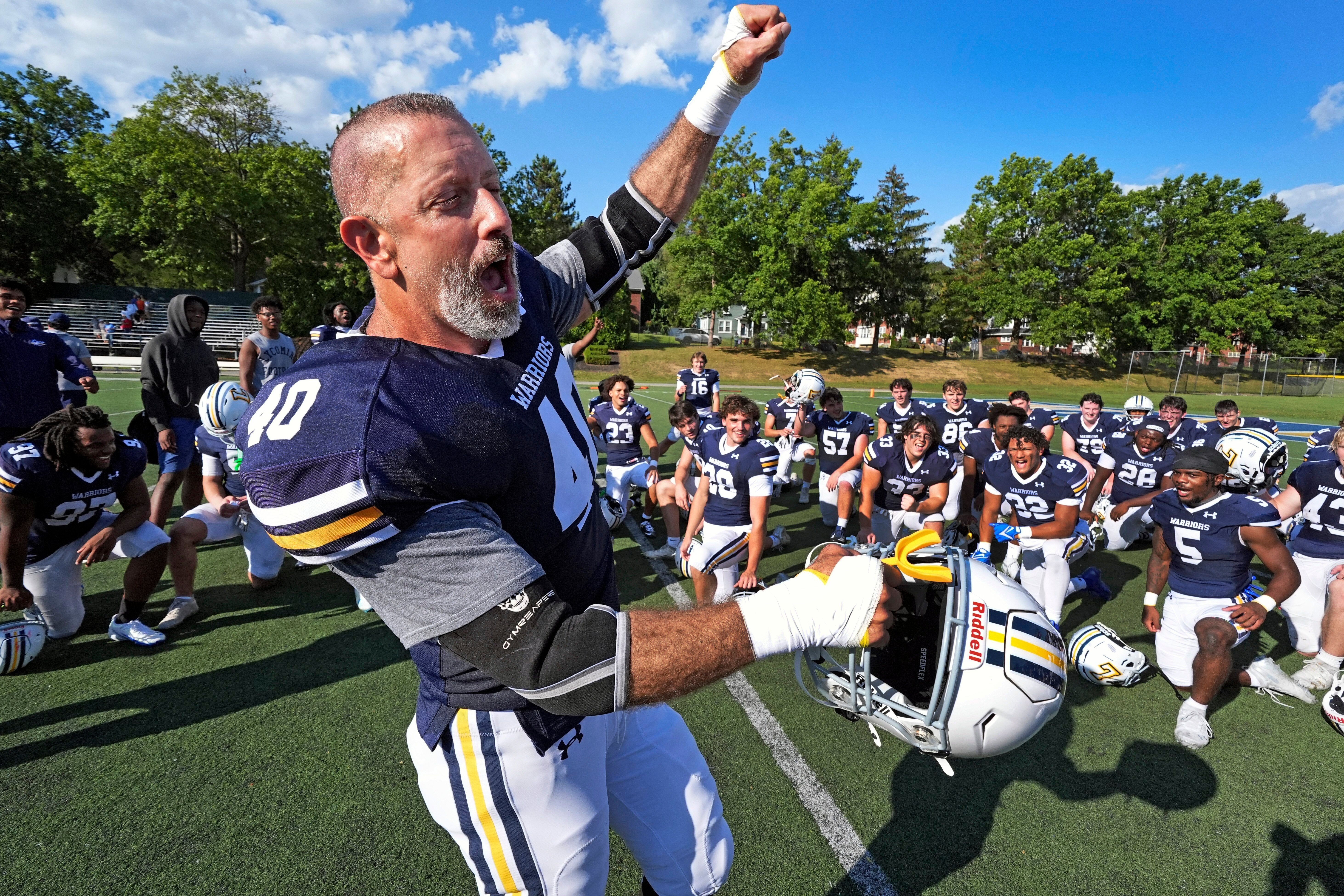 58-year-old dad goes back to college to play football – NBC New York