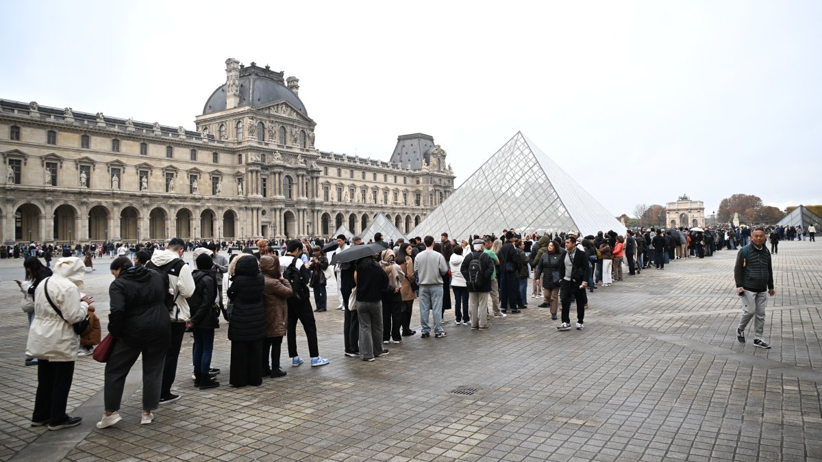 Police intensify hunt for Louvre thieves and stolen jewels – NBC New York