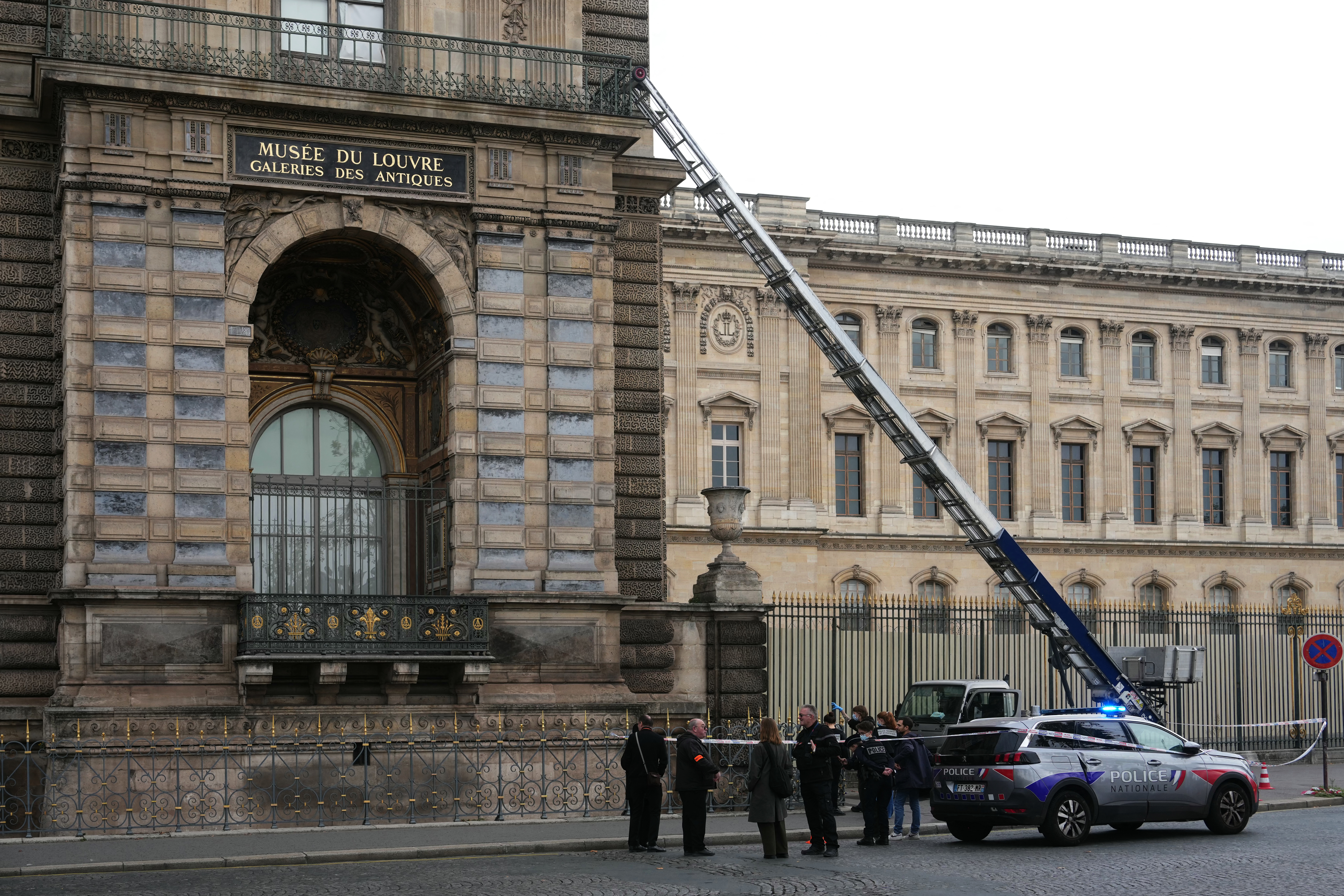Louvre heist: What was stolen and how the thieves did it – NBC New York