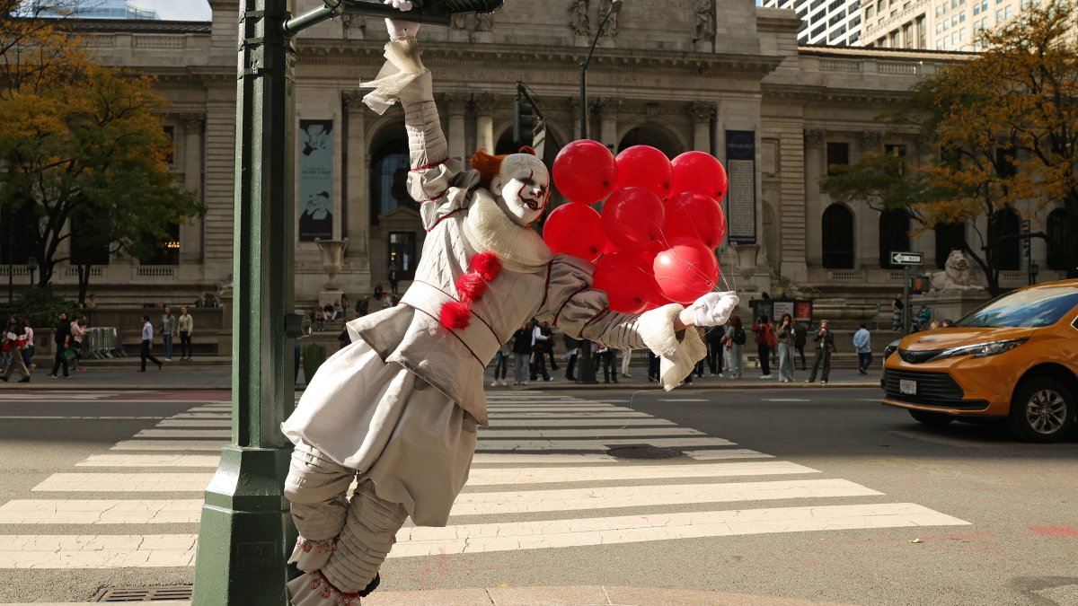 Pennywise haunts New York City ahead of HBO’s ‘Welcome to Derry’ – NBC ...
