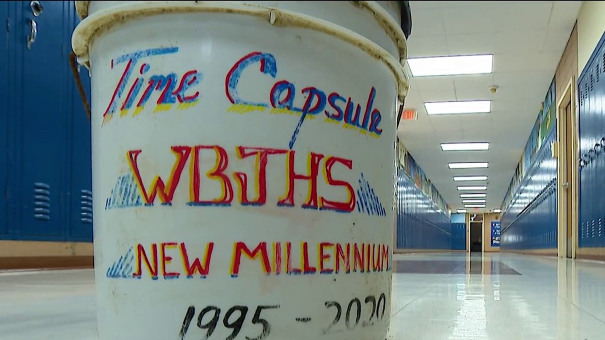 Junior high students open time capsule buried in 1995 – NBC New York