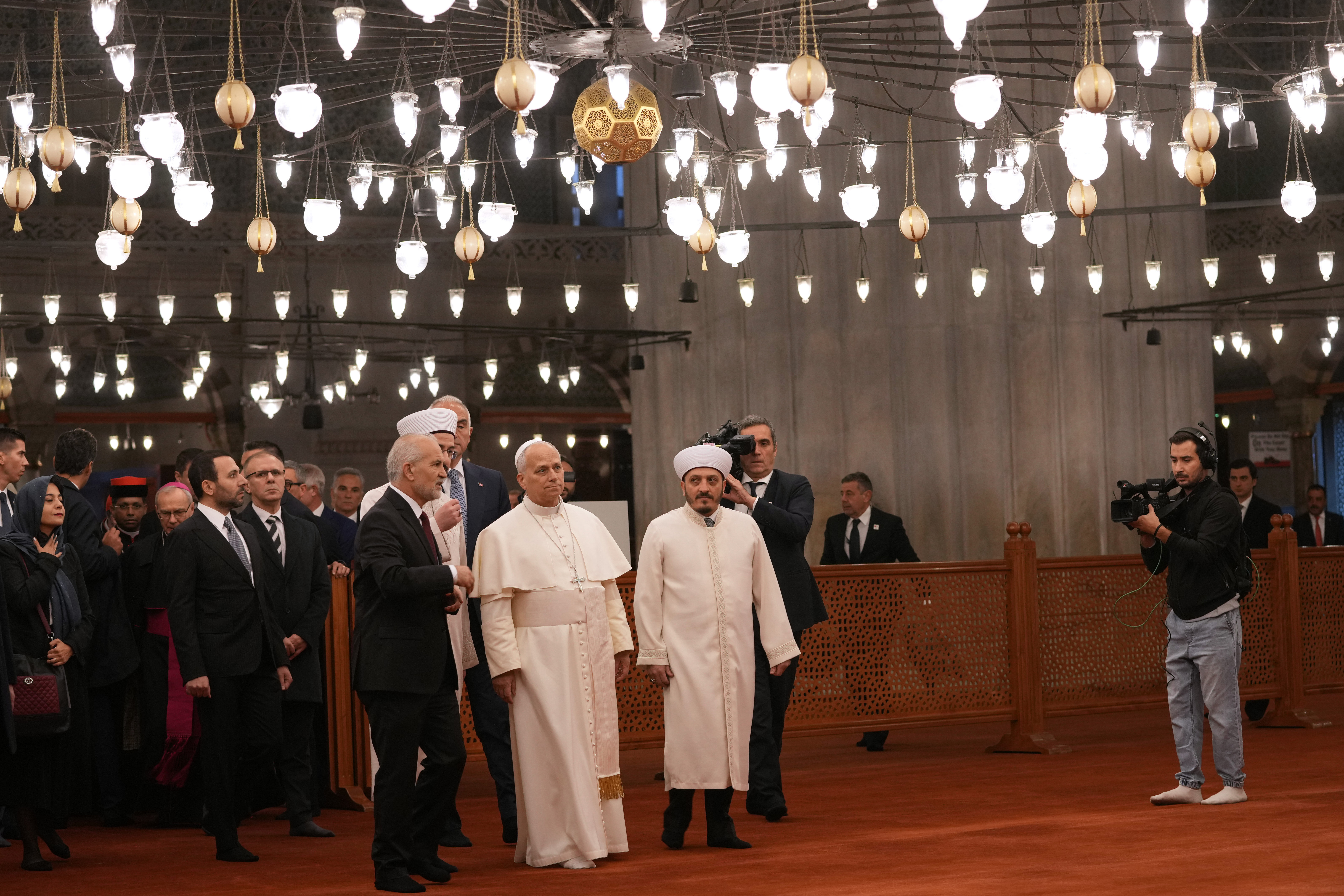 Pope Leo visits Instanbul’s Blue Mosque – NBC New York