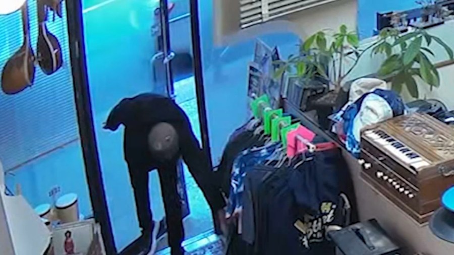 Man returns stolen mandolins to New Jersey shop with note – NBC10 ...