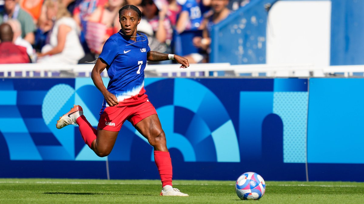USWNT star Crystal Dunn announces retirement from soccer at 33 – NBC ...