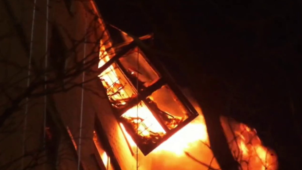 1 dead, more than a dozen injured in Bronx high-rise fire – NBC New York